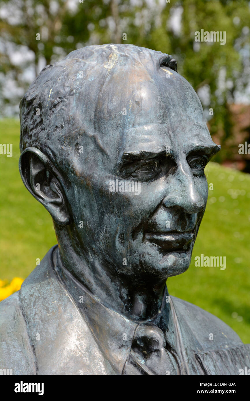 STATUE OF ADMIRAL SIR WILLIAM TENNANT IN THE OLD CHURCHYARD AT UPTON ON ...