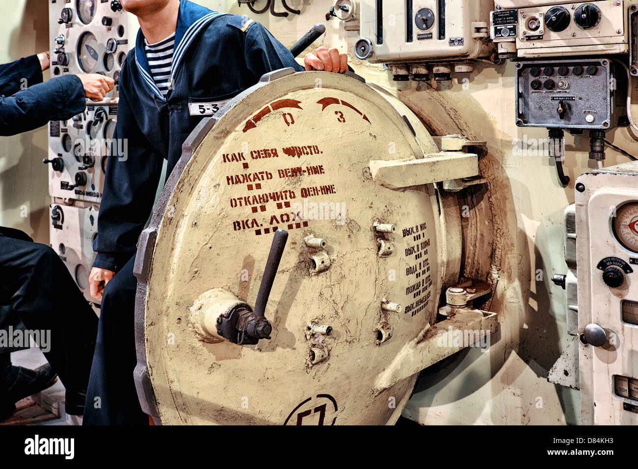 Submarine hatch door hi-res stock photography and images - Alamy