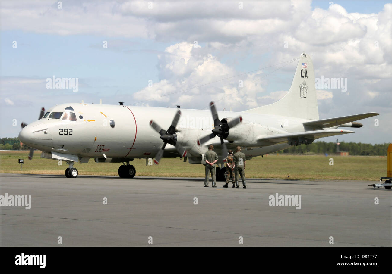 German ground crew members observe a P-3C Orion of the U.S. Navy Stock ...