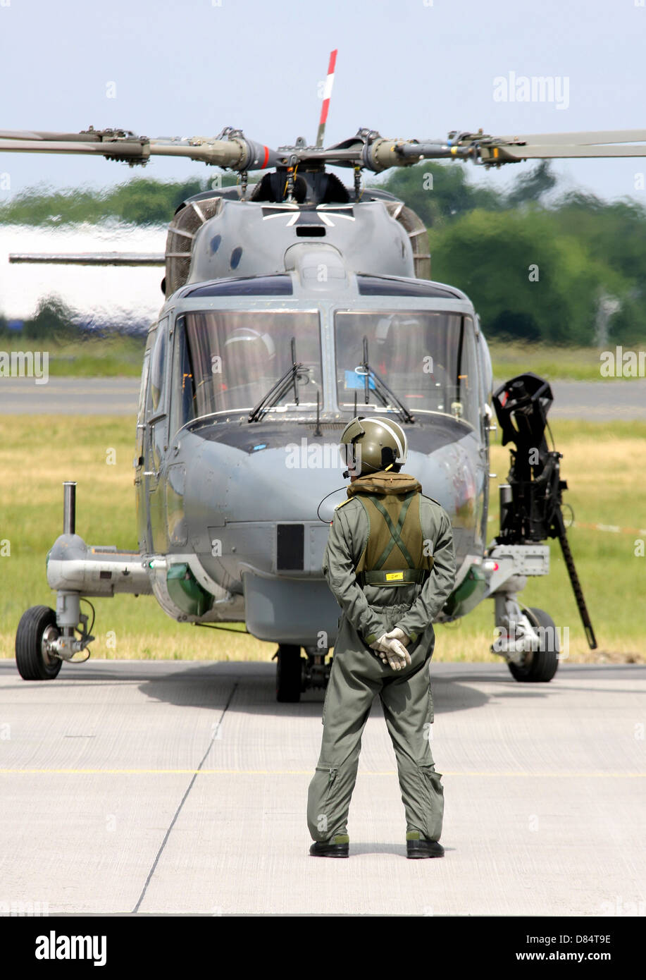 Crew member stands in front of a Sea Lynx helicopter of the German Navy ...