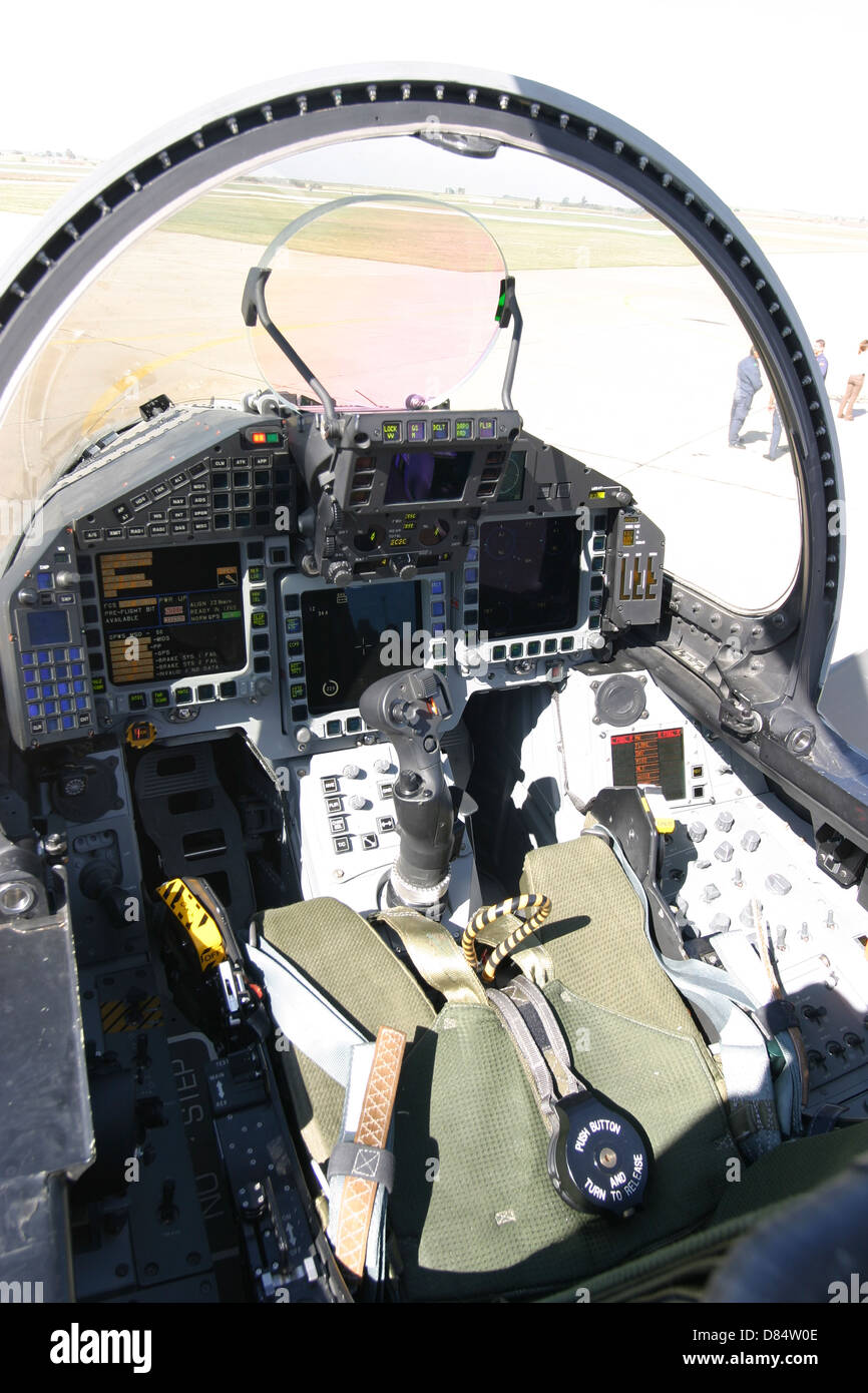 Cabina Panel De Instrumentos Y El Hud De Un Raf Eurofighter Typhoon