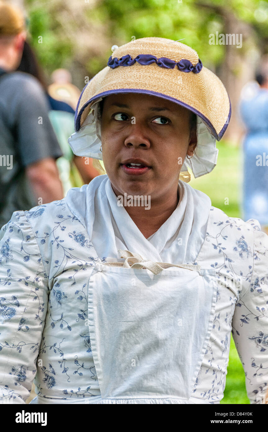 Williamsburg colonial woman hi-res stock photography and images - Alamy