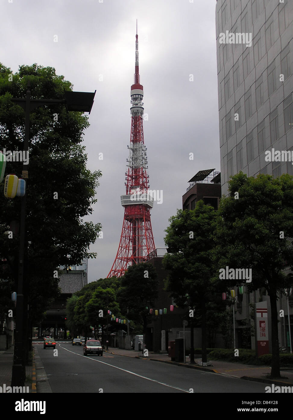 The Tokyo Tower is captured with Zoujouji Temple and Shibakouen in ...