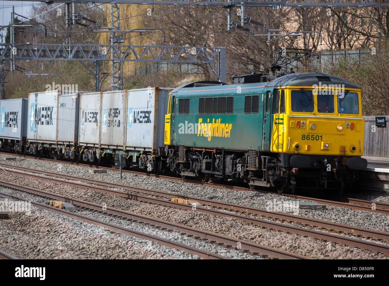A Freightliner train passing through Tamworth station on the low level ...