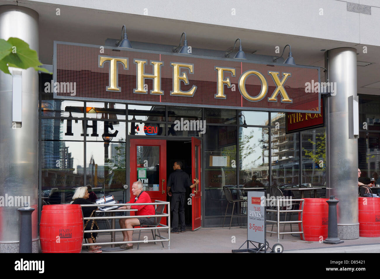 Fox eating street hi-res stock photography and images - Alamy