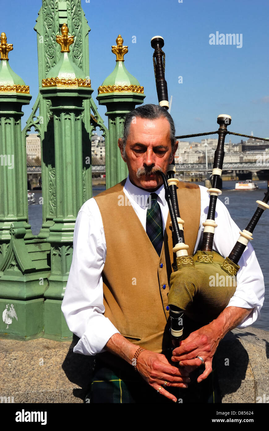 London, U.K., Westminster Bridge : a piper Stock Photo - Alamy