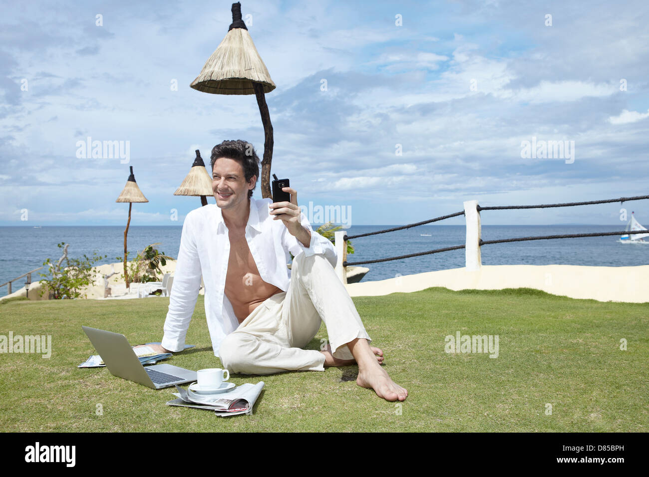 Sitting down on grass hi-res stock photography and images - Alamy