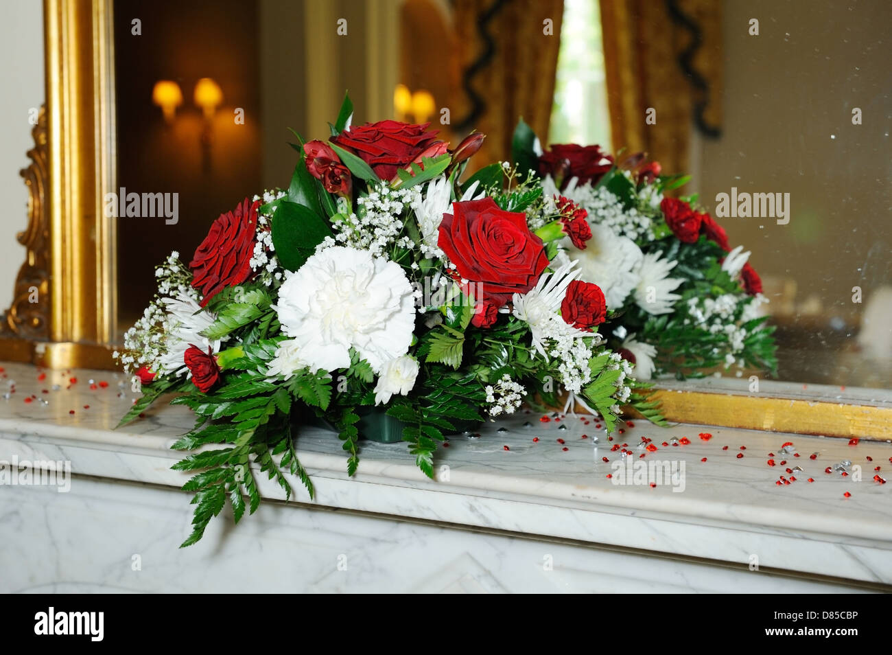 Red roses decorate wedding reception Stock Photo - Alamy