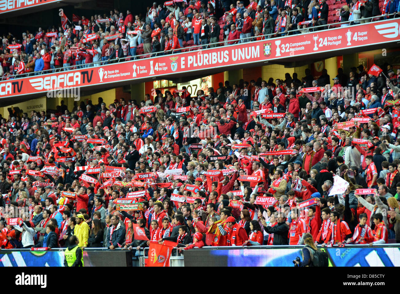 SLB fans show the scarves as evidence of supporting the club and the ...