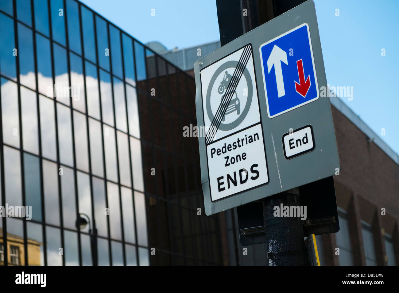 Priority traffic sign hi-res stock photography and images - Alamy