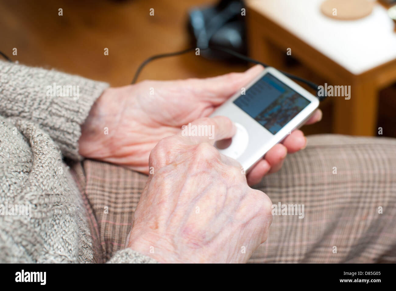 An elderly woman using an iPod Stock Photo - Alamy