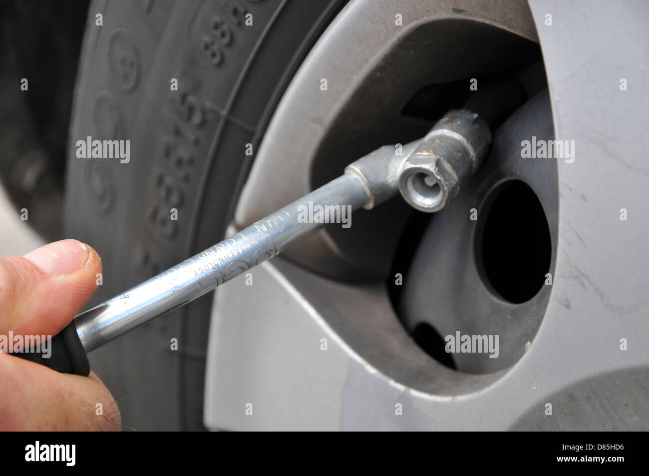 Inflating car wheel tire hi-res stock photography and images - Alamy