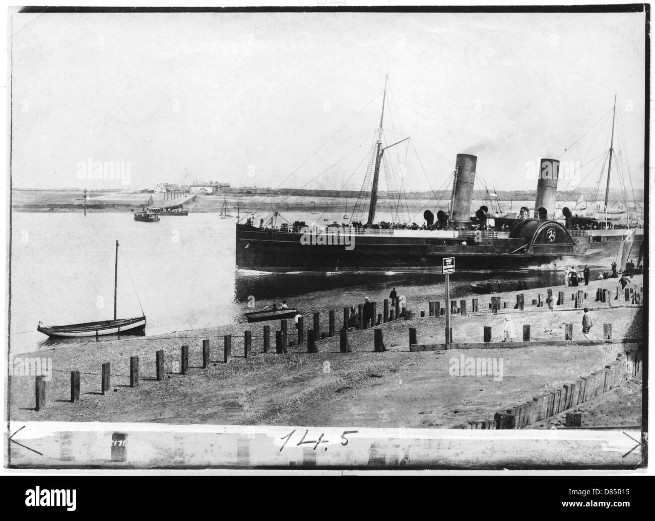 Paddle steamer 19th century hi-res stock photography and images - Alamy