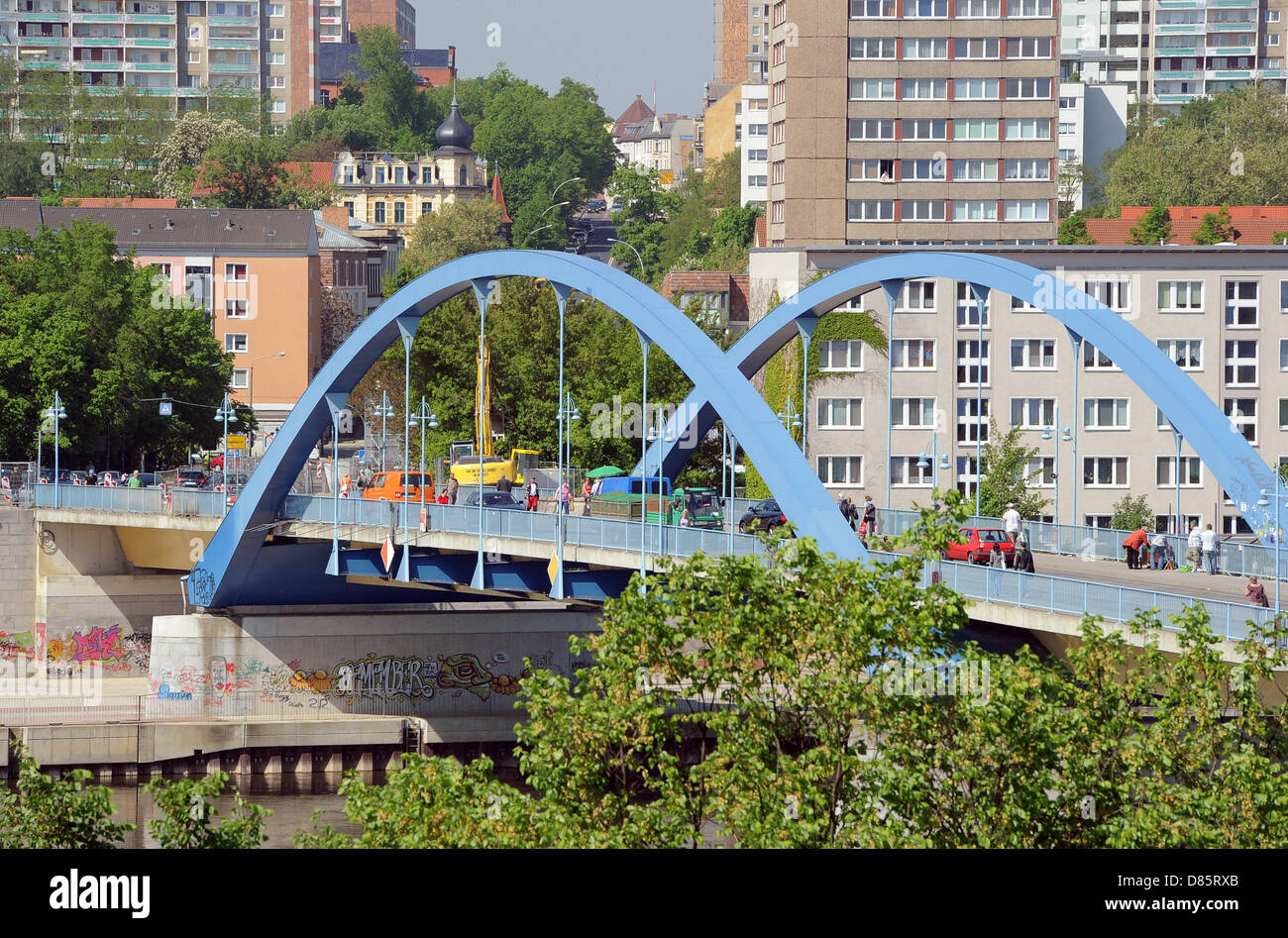 City bridge connects Polish city of Slubice and German city of ...