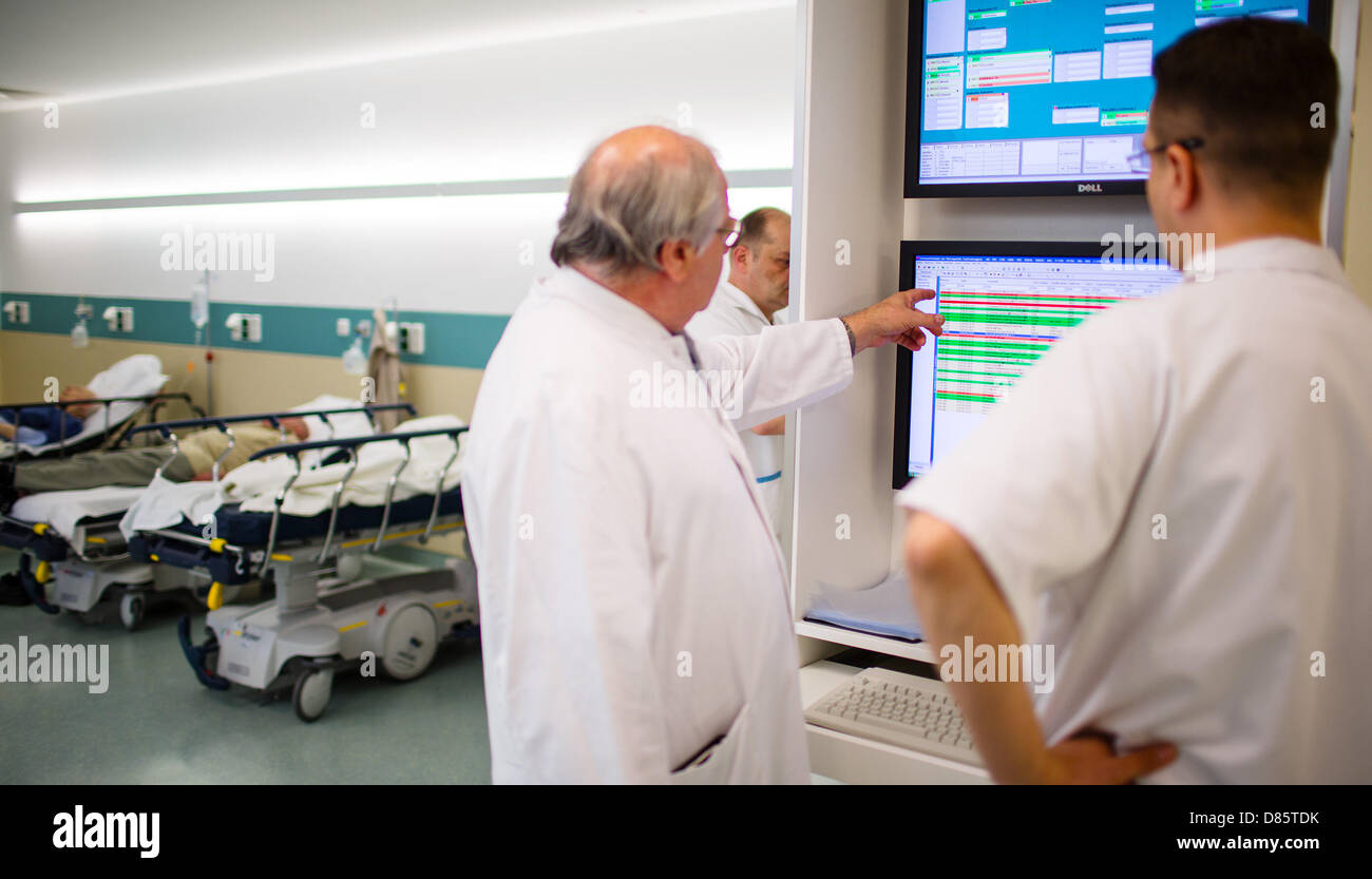 Doctors talk at the rescue center of the Emergency Hospital Berlin ...