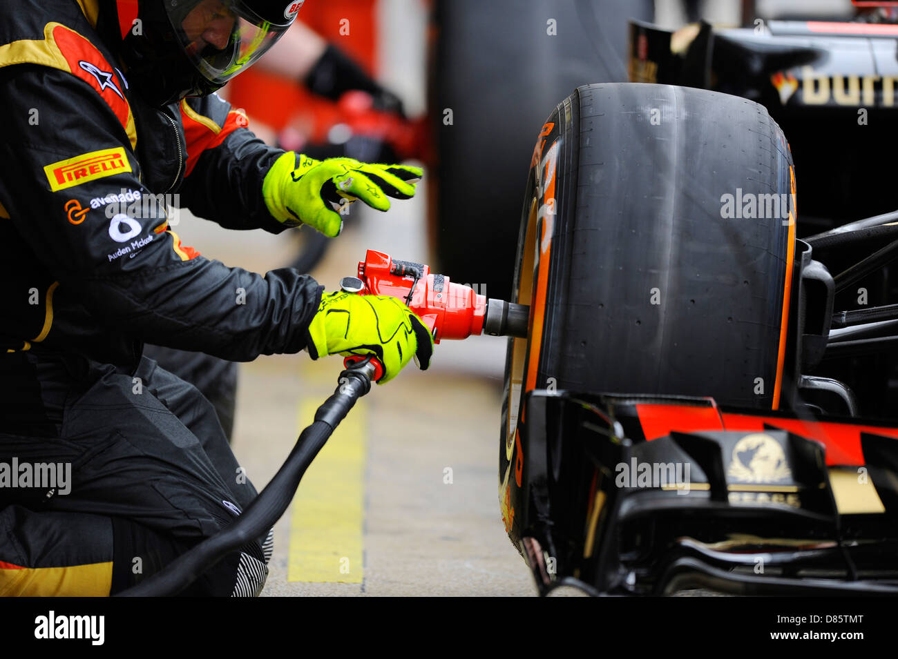 Mechanic changes tire during the Spanish Formula One Grand Prix Race ...
