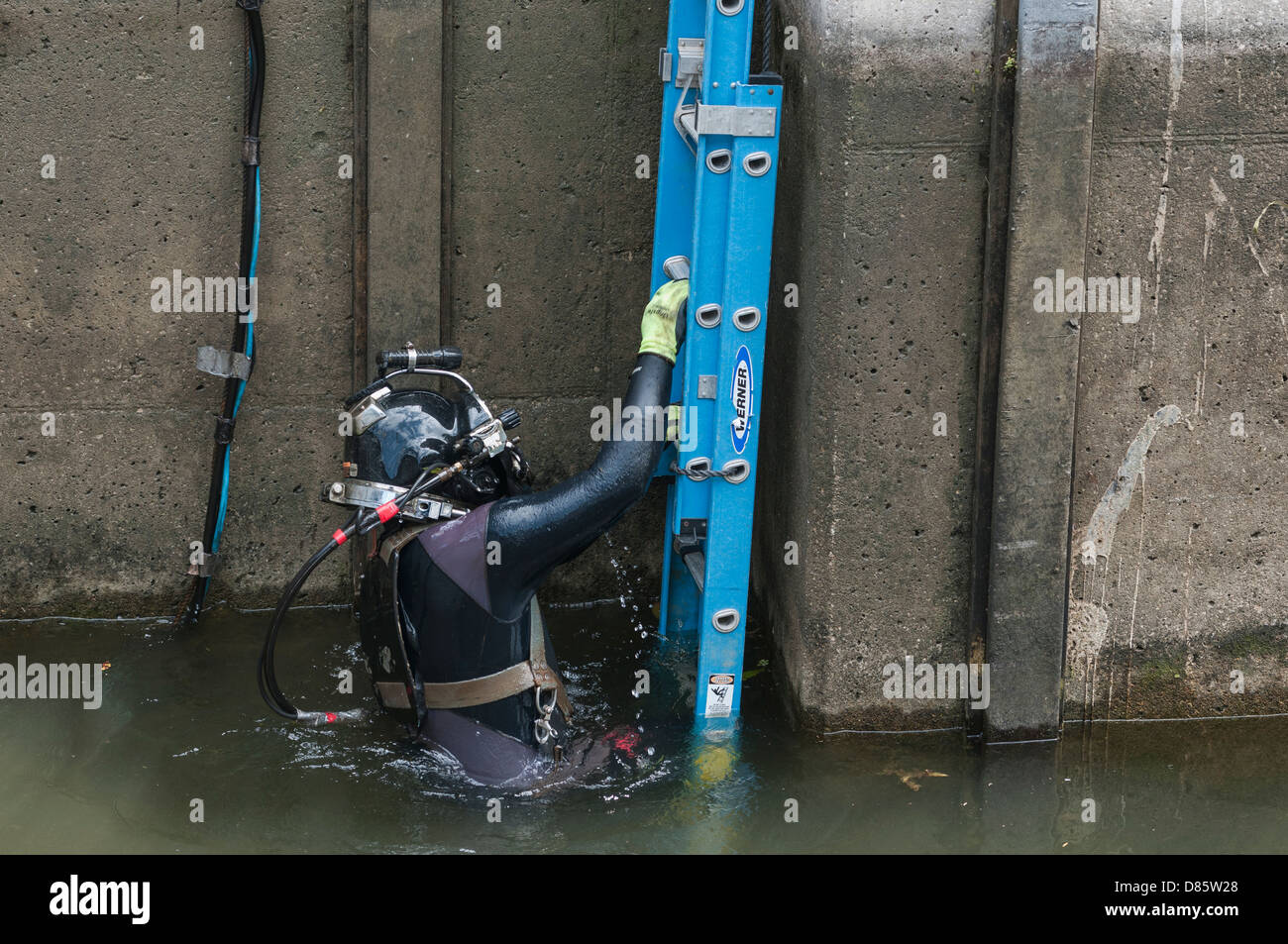 Commercial diver hi-res stock photography and images - Alamy