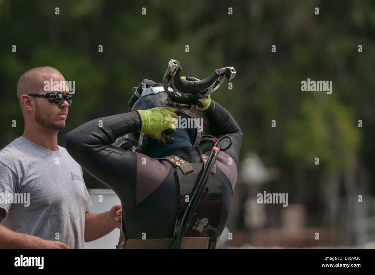 Commercial divers working on the Burrell Navigational Lock and Dam on ...