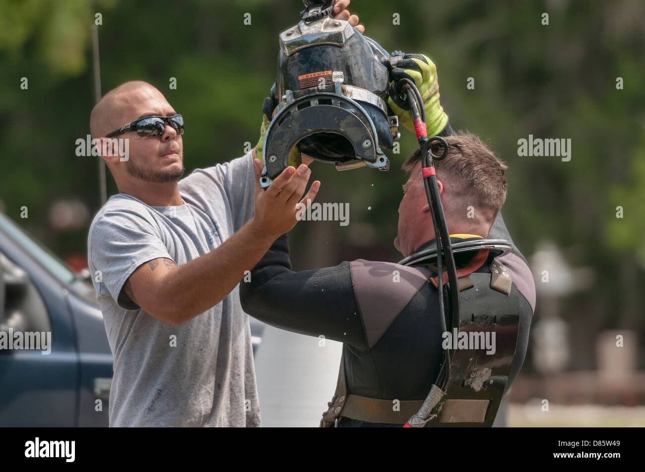Commercial divers working on the Burrell Navigational Lock and Dam on ...
