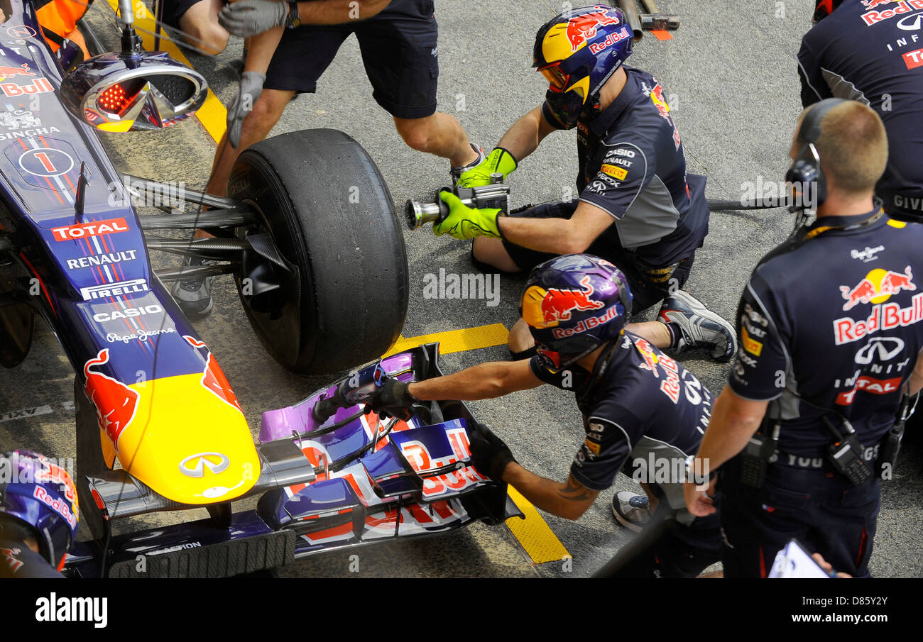 Red Bull Mechanics change tire during the Spanish Formula One Grand ...