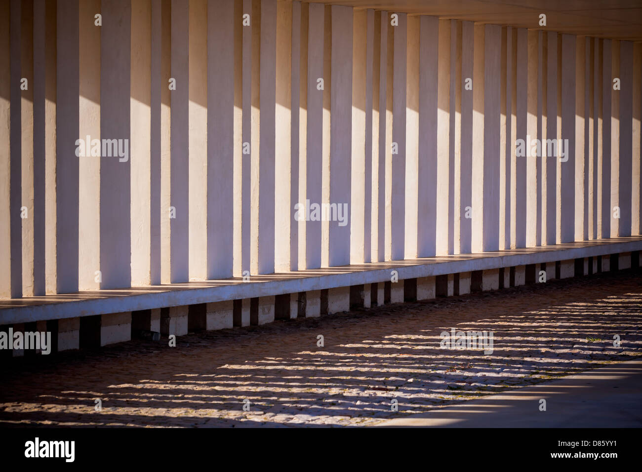 Diagonal columns building hi-res stock photography and images - Alamy