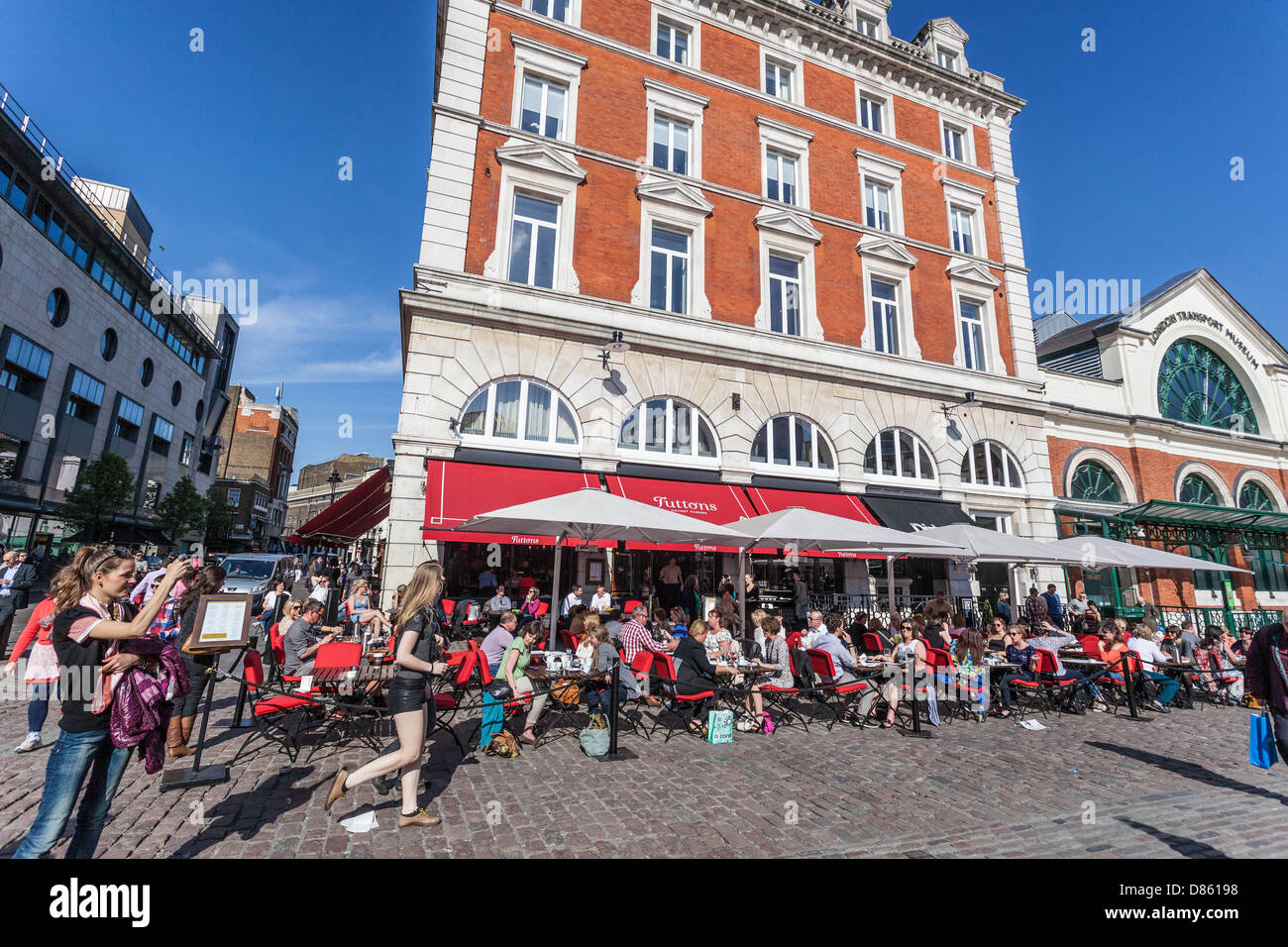 Busy restaurant terrace around Covent Garden Square, London, England ...