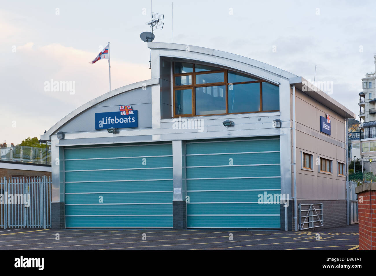 Lifeboat building hi-res stock photography and images - Alamy