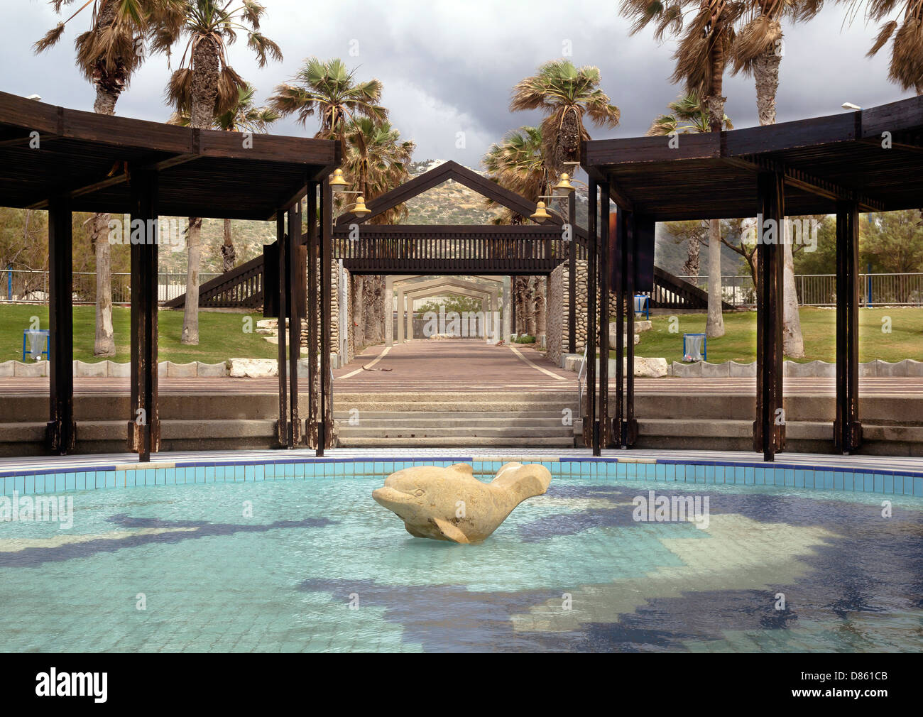 Dolphin pool hi-res stock photography and images - Alamy