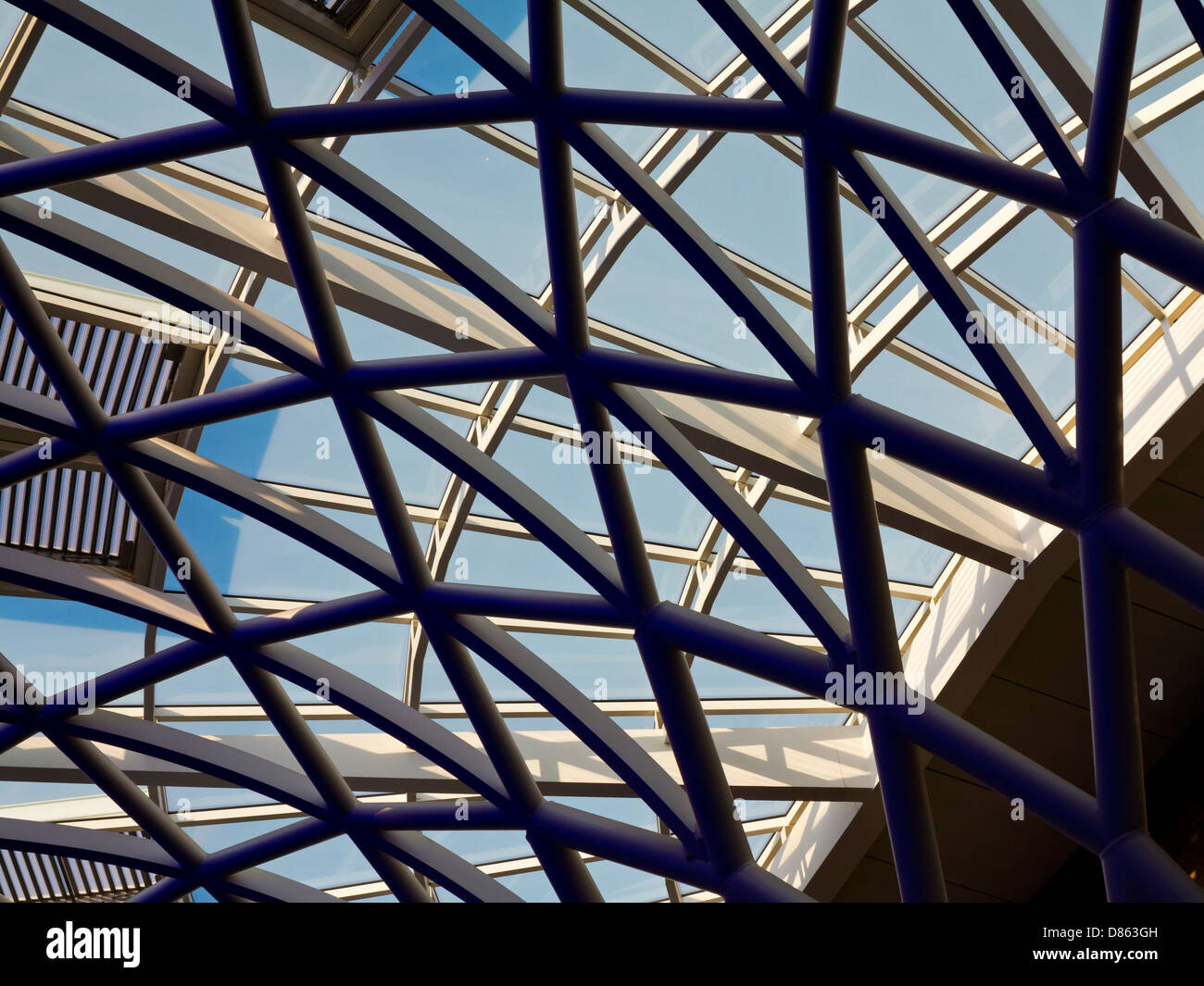 Detail of diagrid roof structure at King's Cross railway station Stock ...