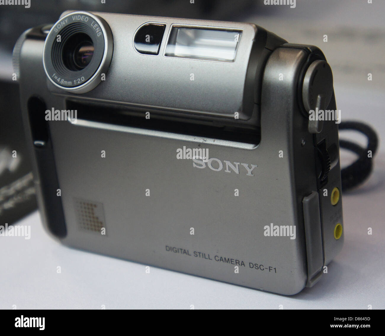 The Sony Cyber-shot DSC-F1 is a compact digital camera introduced in ...