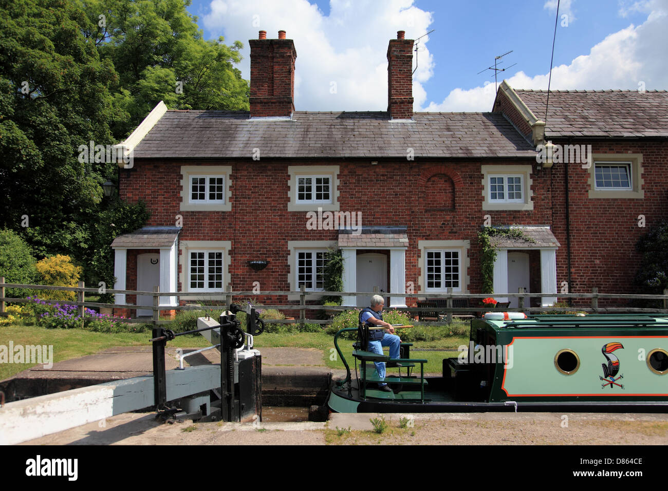Top lock cottage hi-res stock photography and images - Alamy