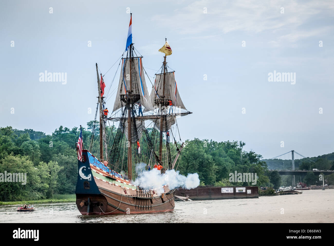 Henry hudson ship half moon hi-res stock photography and images - Alamy