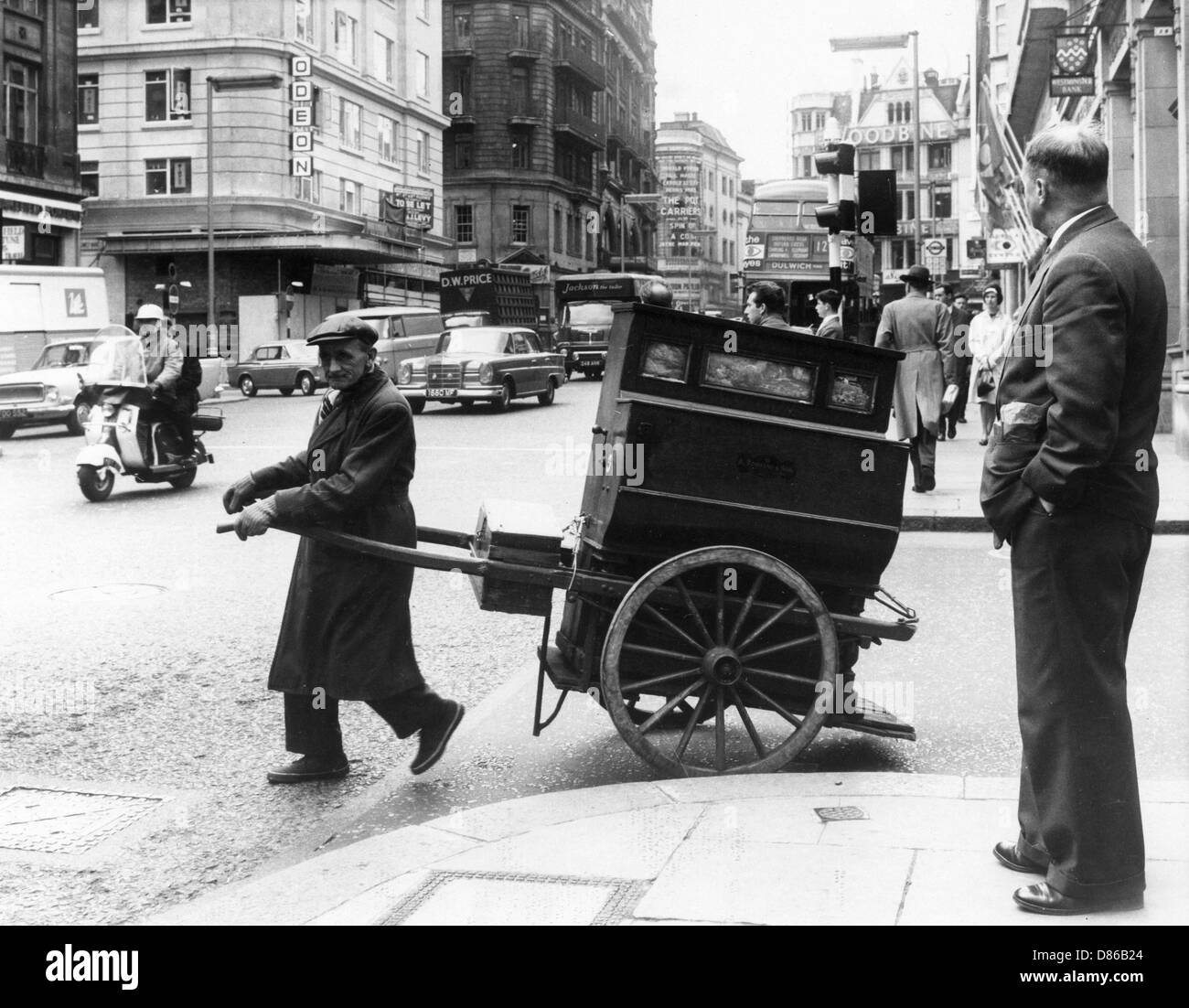 Barrel organ grinder hi-res stock photography and images - Alamy