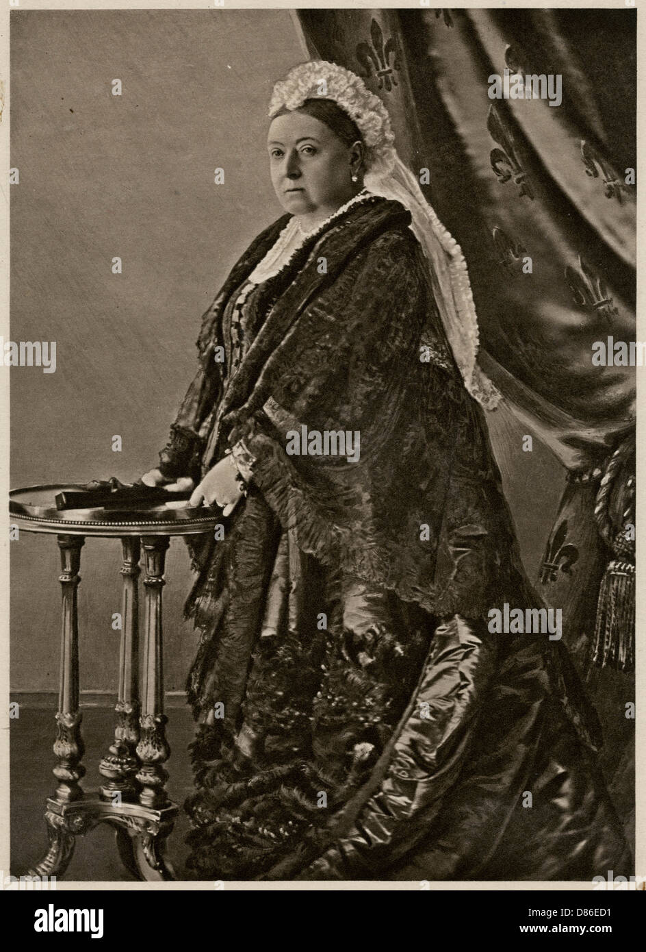 Queen Victoria - standing portrait Stock Photo - Alamy