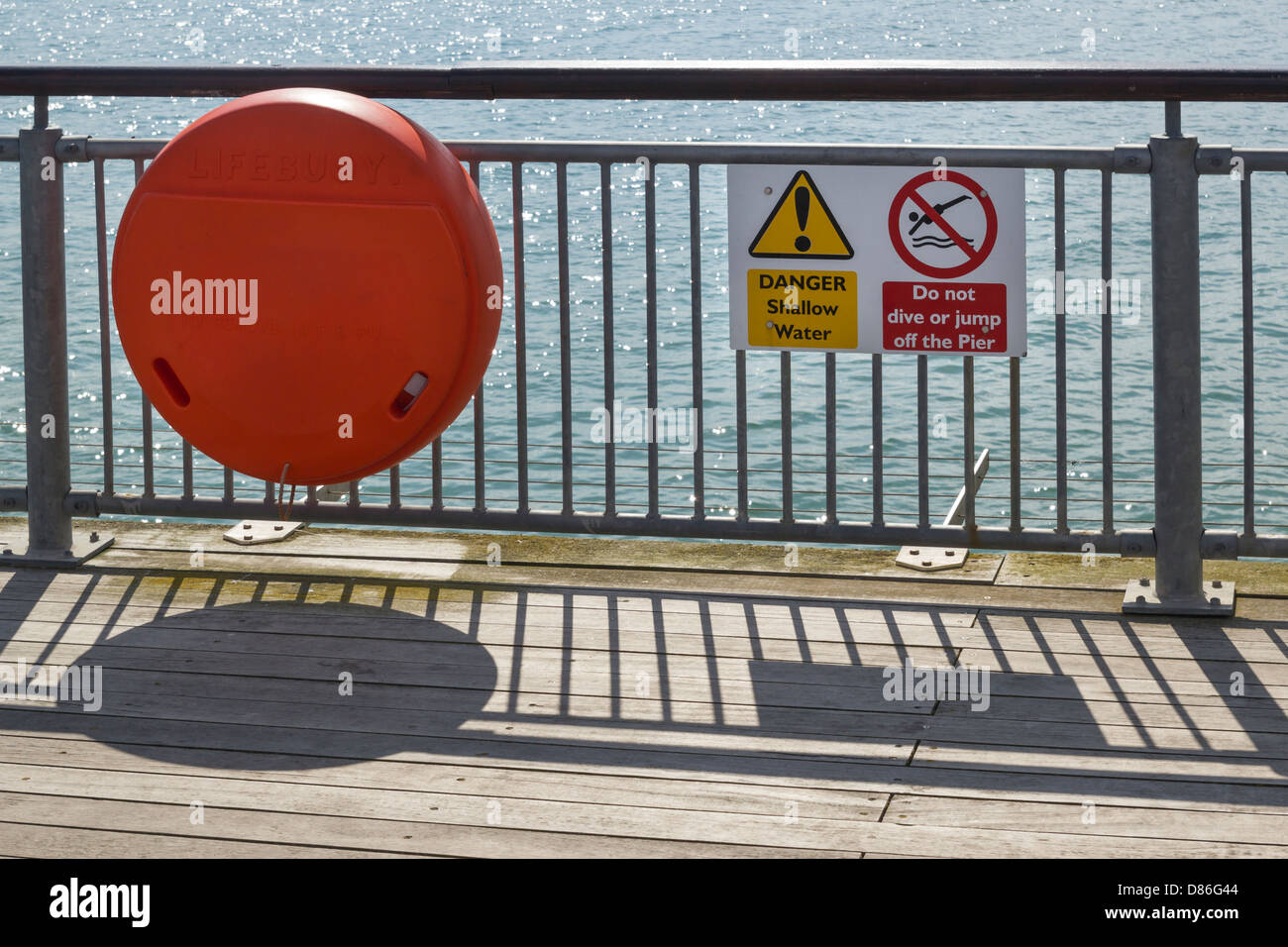 Pier warning sign hi-res stock photography and images - Alamy