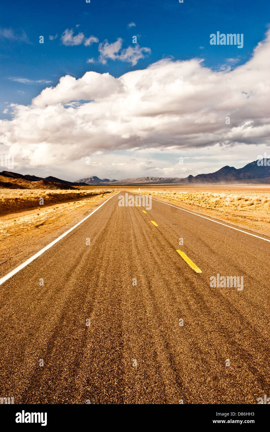 Desert highway through mountains hi-res stock photography and images ...