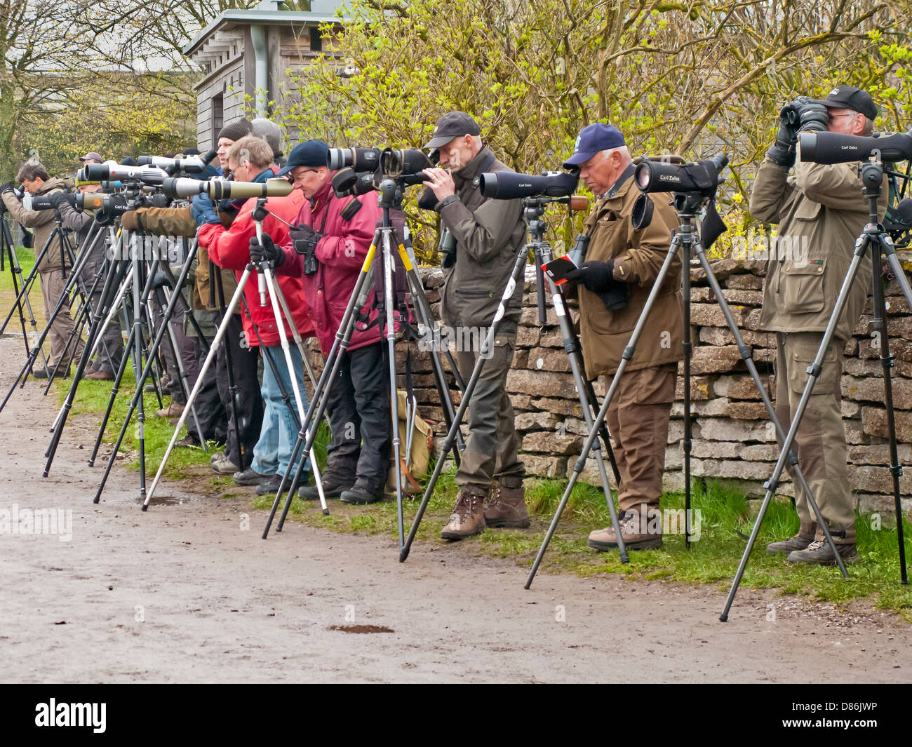 Enthusiasts watching birds with telescopes, binoculas and spy-glasses ...