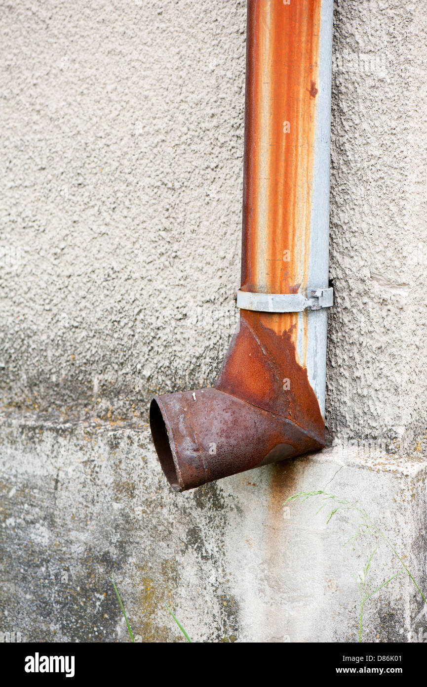 old rusted gutter downspout pipe on wall Stock Photo - Alamy