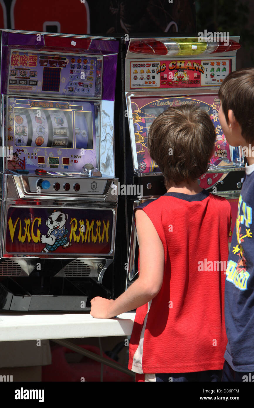 Children playing fruit machines Stock Photo - Alamy