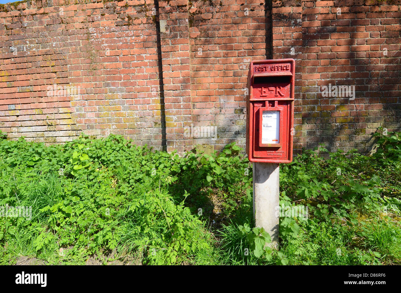 A postbox in the English countryside Stock Photo - Alamy