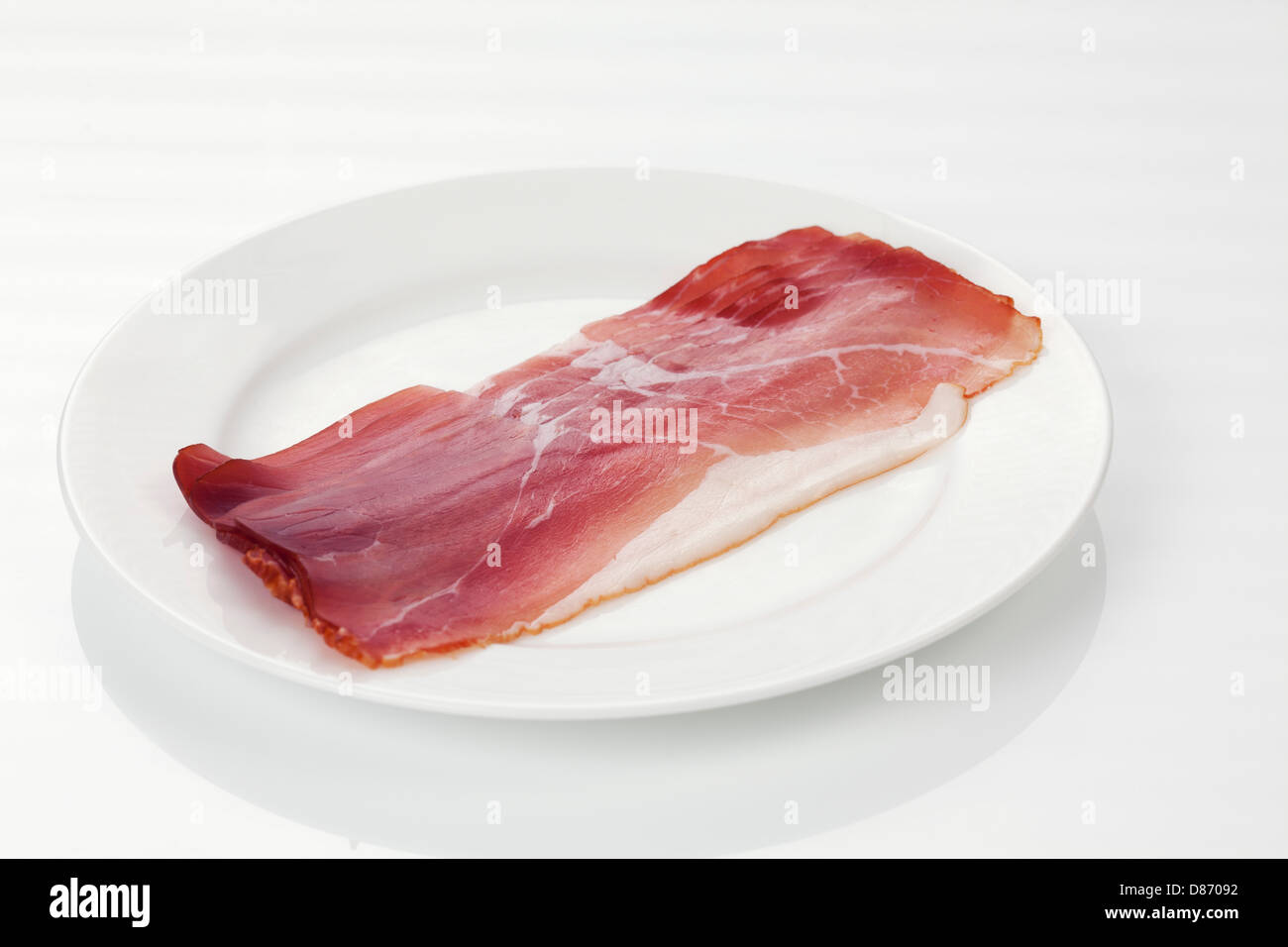 Bacon on plate, close up Stock Photo - Alamy