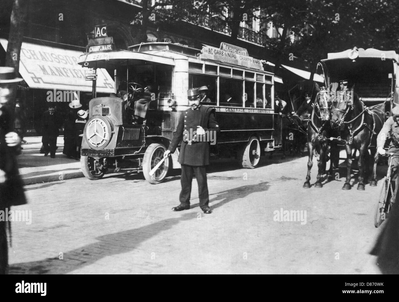 Buses in paris hi-res stock photography and images - Alamy