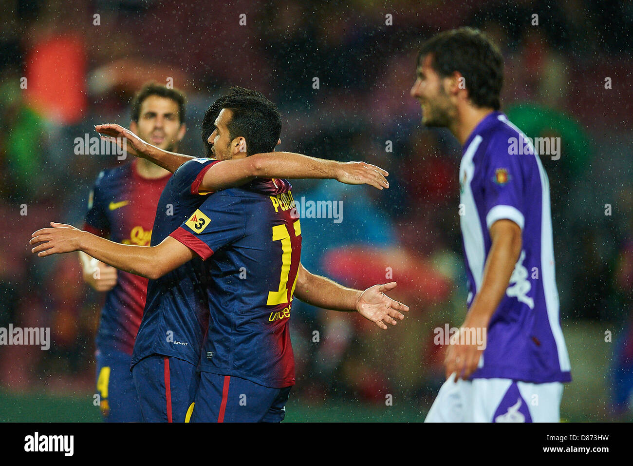 Pedro Rodriguez (FC Barcelona) celebrates with his teammate after ...
