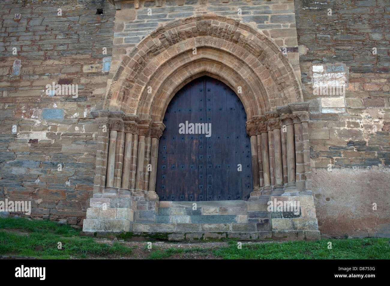 Door romanesque style spain hi-res stock photography and images - Alamy