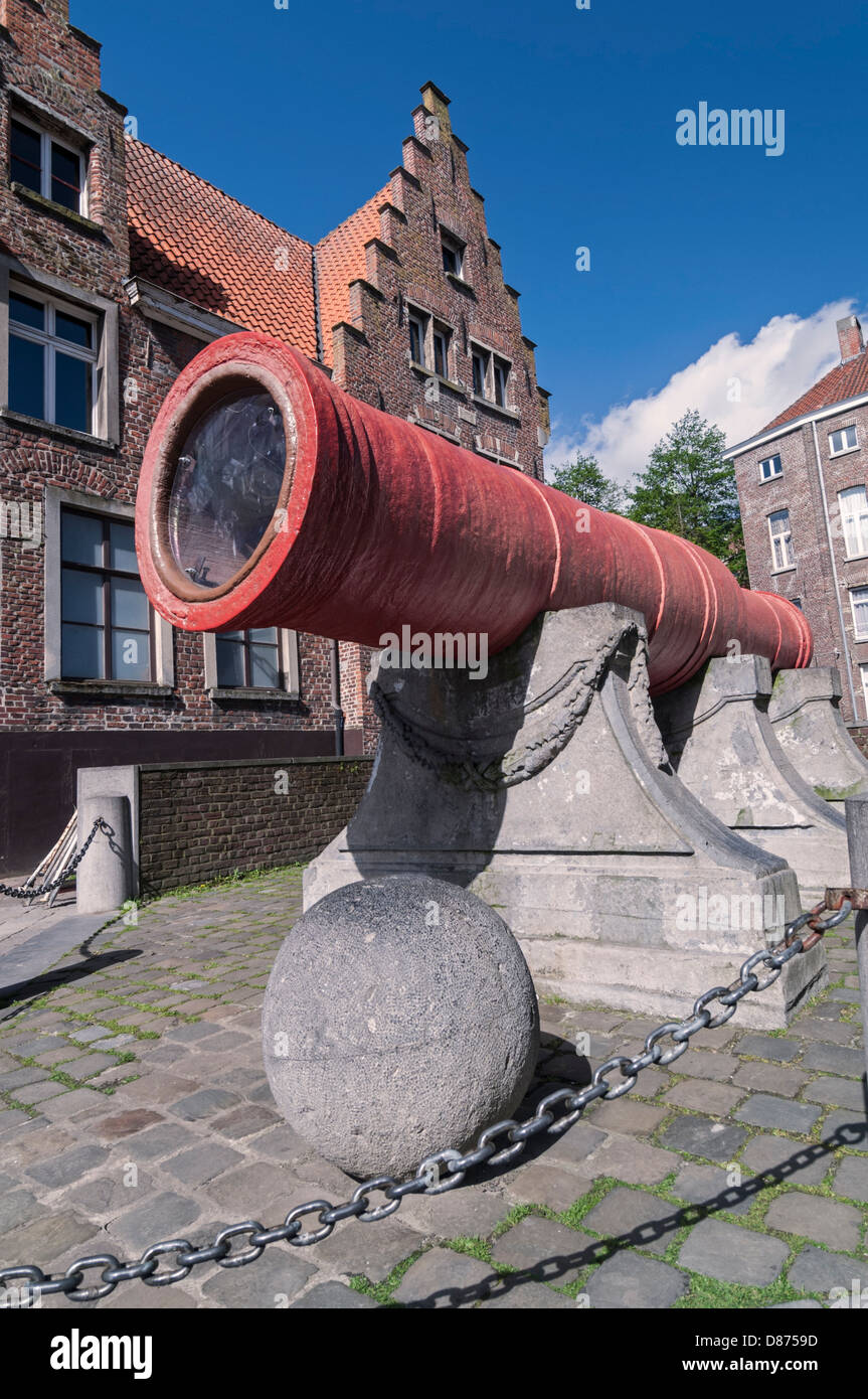 Groot Kanon Mad Meg Dulle Griet Giant cannon Ghent Belgium Stock Photo ...