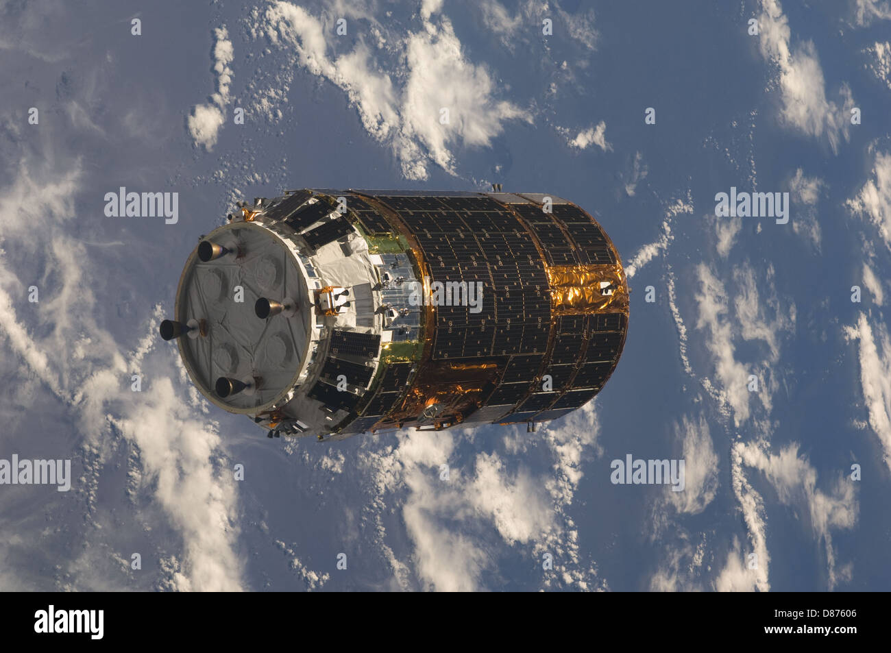 The HTV-1 (H-II Transfer Vehicle 1) approaches the International Space ...