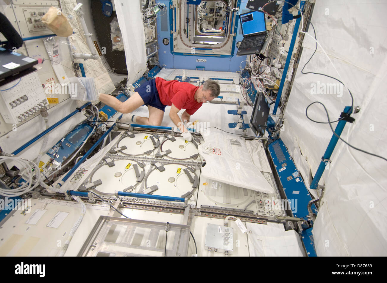 Canadian astronaut Robert Thirsk aboard the International Space Station ...