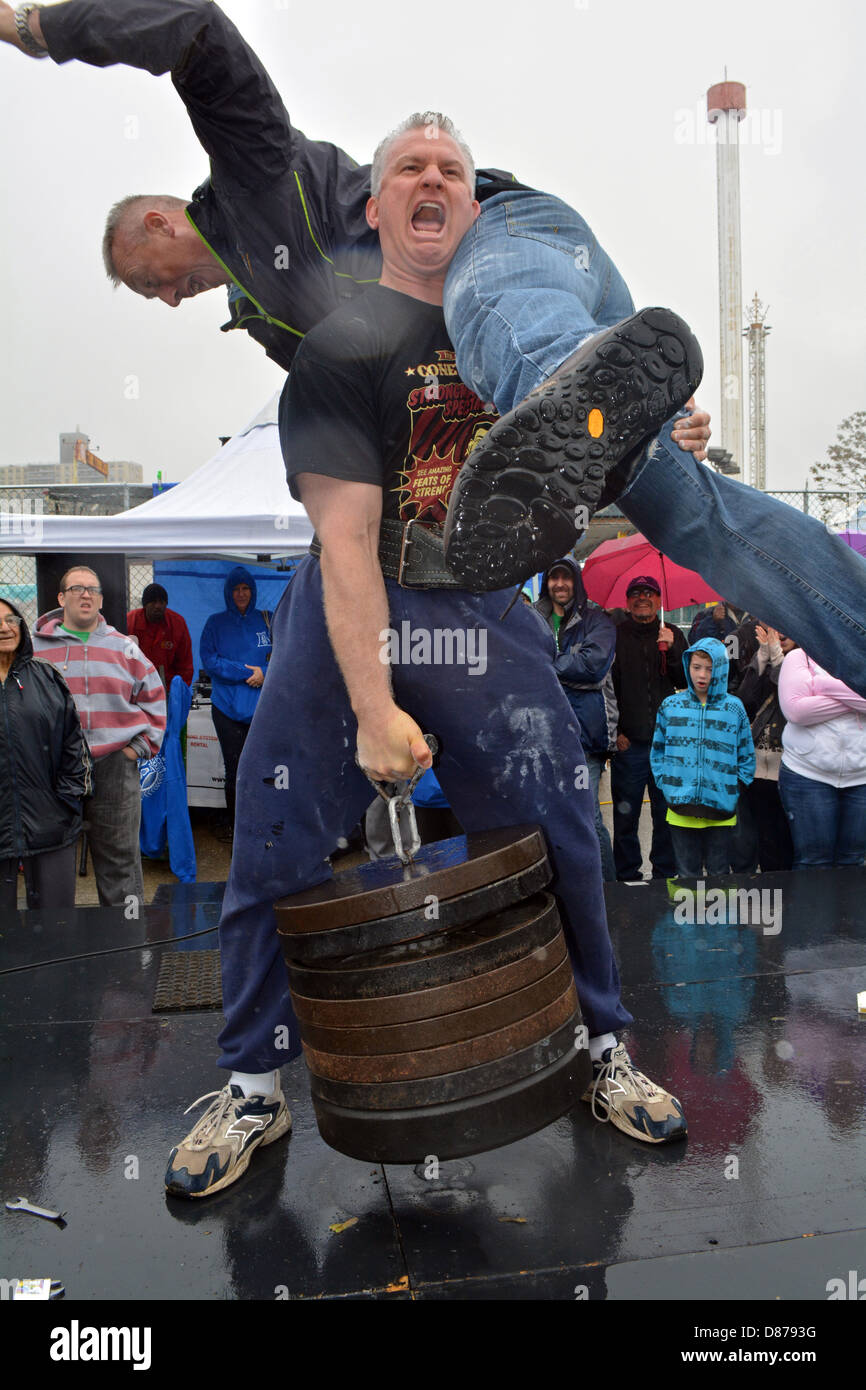 Steve Wiener lifts over 400 lbs with a man on his shoulders at the ...