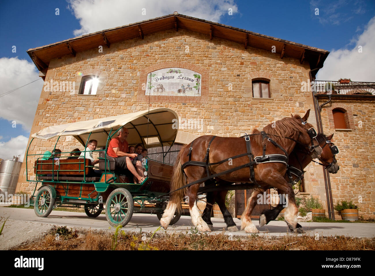 Paseo en carreta, bodega Lezáun, Lakar, Navarra Stock Photo - Alamy