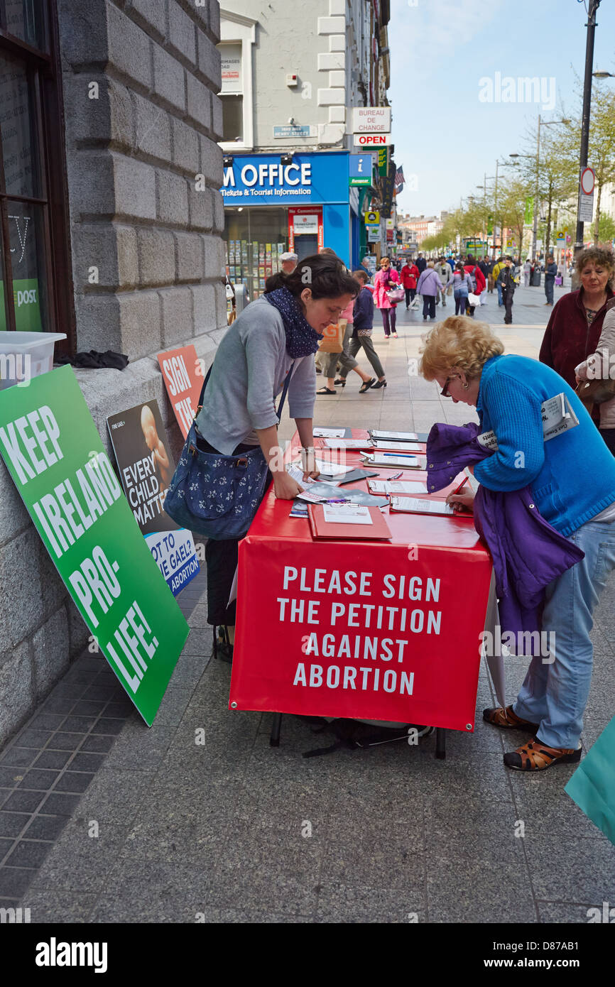 Signing petition hi-res stock photography and images - Alamy